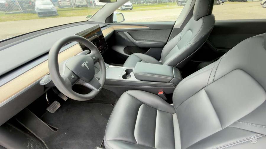 White Tesla Model Y 2022 in Siauliai, with an engine capacity of 0.00 L and mileage of 97 thousand km for 24650 €, photo 12 on AUTOMOTO.COM.LV