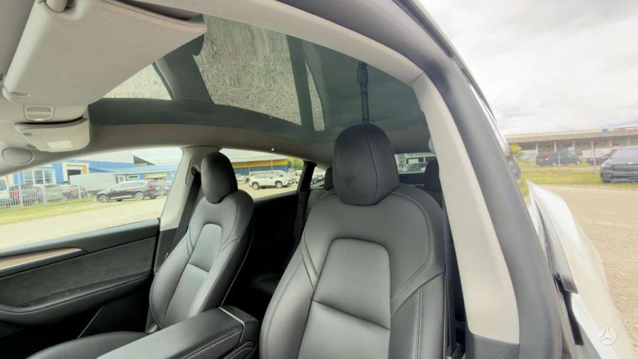 White Tesla Model Y 2022 in Siauliai, with an engine capacity of 0.00 L and mileage of 97 thousand km for 24650 €, photo 13 on AUTOMOTO.COM.LV
