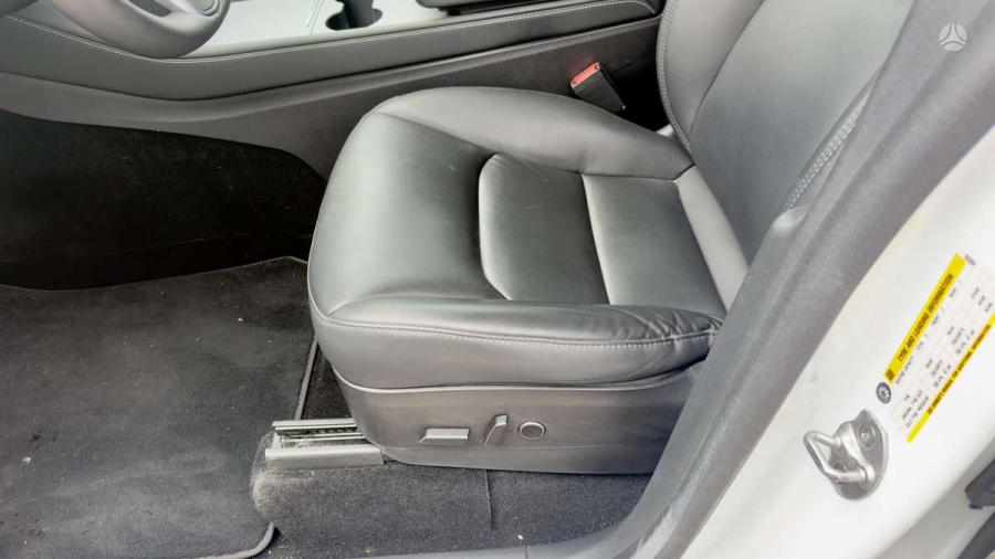 White Tesla Model Y 2022 in Siauliai, with an engine capacity of 0.00 L and mileage of 97 thousand km for 24650 €, photo 14 on AUTOMOTO.COM.LV