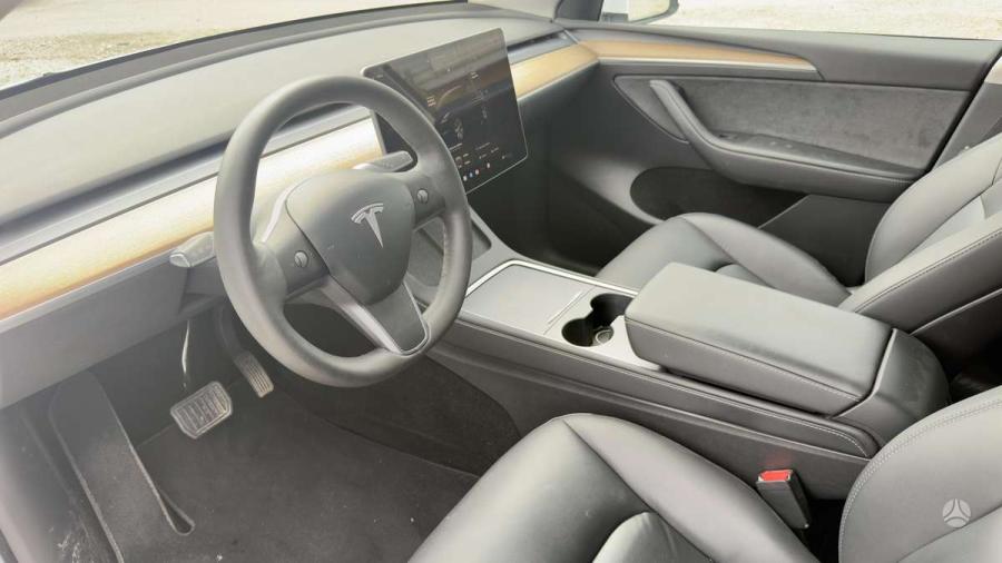 White Tesla Model Y 2022 in Siauliai, with an engine capacity of 0.00 L and mileage of 97 thousand km for 24650 €, photo 15 on AUTOMOTO.COM.LV