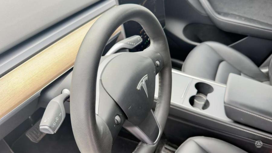 White Tesla Model Y 2022 in Siauliai, with an engine capacity of 0.00 L and mileage of 97 thousand km for 24650 €, photo 16 on AUTOMOTO.COM.LV