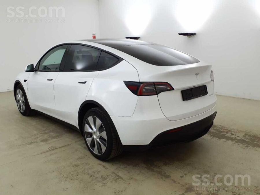 White Tesla Model Y 2022 in Riga, with an engine capacity of 0.00 L and mileage of 74 thousand km for 33990 €, photo 3 on AUTOMOTO.COM.LV