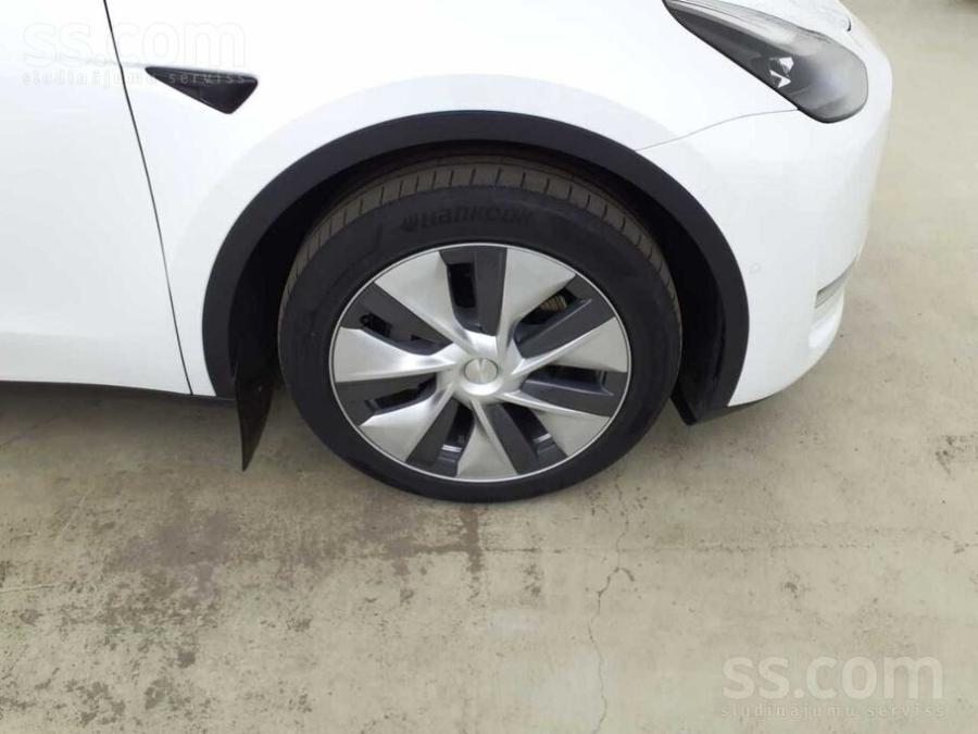 White Tesla Model Y 2022 in Riga, with an engine capacity of 0.00 L and mileage of 74 thousand km for 33990 €, photo 4 on AUTOMOTO.COM.LV