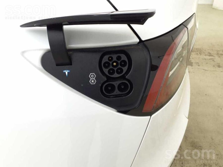 White Tesla Model Y 2022 in Riga, with an engine capacity of 0.00 L and mileage of 74 thousand km for 33990 €, photo 6 on AUTOMOTO.COM.LV
