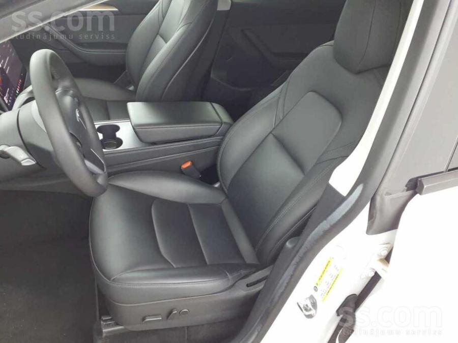 White Tesla Model Y 2022 in Riga, with an engine capacity of 0.00 L and mileage of 74 thousand km for 33990 €, photo 7 on AUTOMOTO.COM.LV