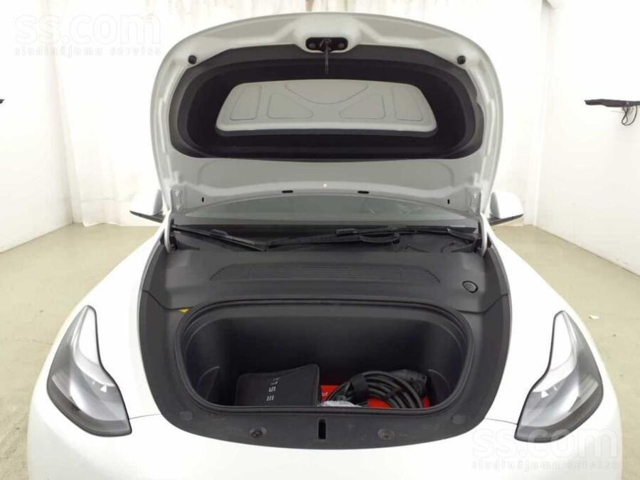 White Tesla Model Y 2022 in Riga, with an engine capacity of 0.00 L and mileage of 74 thousand km for 33990 €, photo 21 on AUTOMOTO.COM.LV