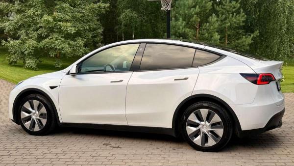 Balts Tesla Model Y 2022 Viļņa, ar dzinēja tilpumu 0.00 L un nobraukumu 52 tūkst. km par 29000 €, foto 5 vietnē AUTOMOTO.COM.LV