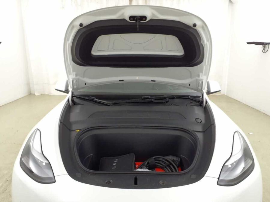 Balts Tesla Model Y 2022 Rīga, ar dzinēja tilpumu 0.00 L un nobraukumu 74 tūkst. km par 33990 €, foto 20 vietnē AUTOMOTO.COM.LV