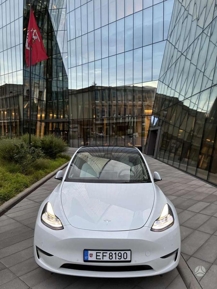 White Tesla Model Y 2022 in Vilnius, with an engine capacity of 0.00 L and mileage of 76 thousand km for 32500 €, photo 1 on AUTOMOTO.COM.LV