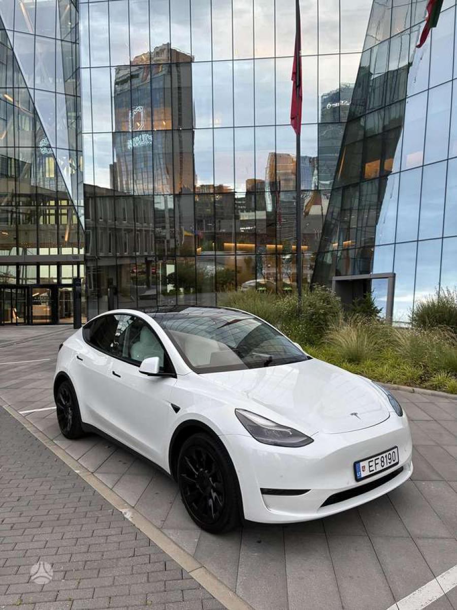 White Tesla Model Y 2022 in Vilnius, with an engine capacity of 0.00 L and mileage of 76 thousand km for 32500 €, photo 3 on AUTOMOTO.COM.LV