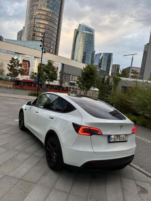 White Tesla Model Y 2022 in Vilnius, with an engine capacity of 0.00 L and mileage of 76 thousand km for 32500 €, photo 11 on AUTOMOTO.COM.LV