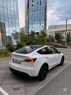 White Tesla Model Y 2022 in Vilnius, with an engine capacity of 0.00 L and mileage of 76 thousand km for 32500 €, photo 12 on AUTOMOTO.COM.LV