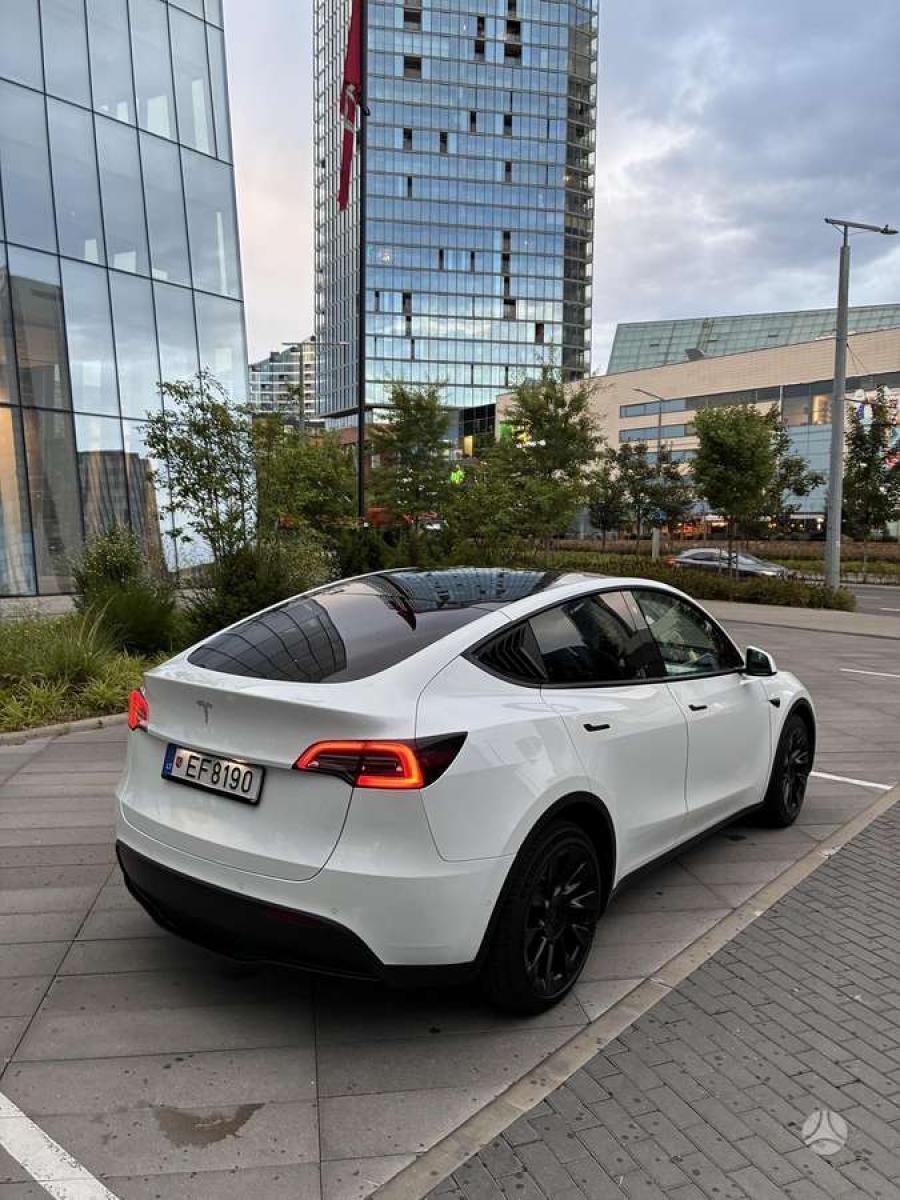 White Tesla Model Y 2022 in Vilnius, with an engine capacity of 0.00 L and mileage of 76 thousand km for 32500 €, photo 12 on AUTOMOTO.COM.LV