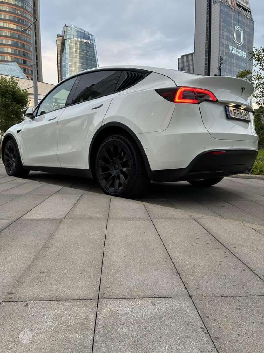 White Tesla Model Y 2022 in Vilnius, with an engine capacity of 0.00 L and mileage of 76 thousand km for 32500 €, photo 13 on AUTOMOTO.COM.LV