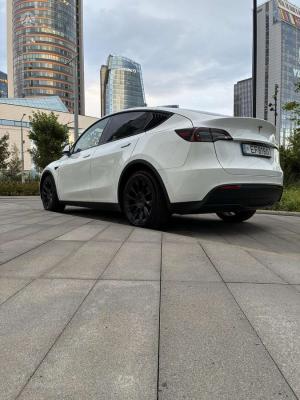 White Tesla Model Y 2022 in Vilnius, with an engine capacity of 0.00 L and mileage of 76 thousand km for 32500 €, photo 14 on AUTOMOTO.COM.LV