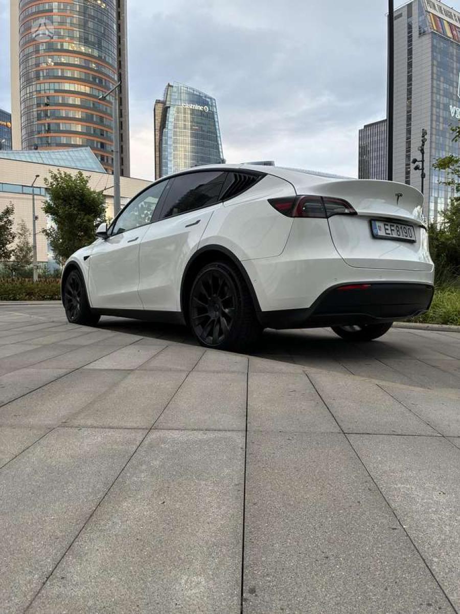 White Tesla Model Y 2022 in Vilnius, with an engine capacity of 0.00 L and mileage of 76 thousand km for 32500 €, photo 14 on AUTOMOTO.COM.LV