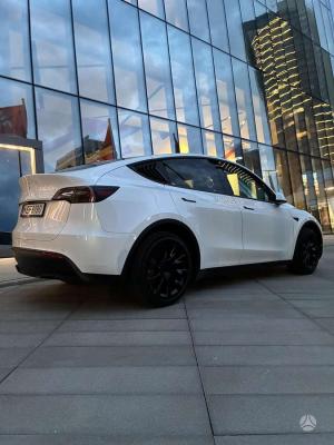 White Tesla Model Y 2022 in Vilnius, with an engine capacity of 0.00 L and mileage of 76 thousand km for 32500 €, photo 19 on AUTOMOTO.COM.LV