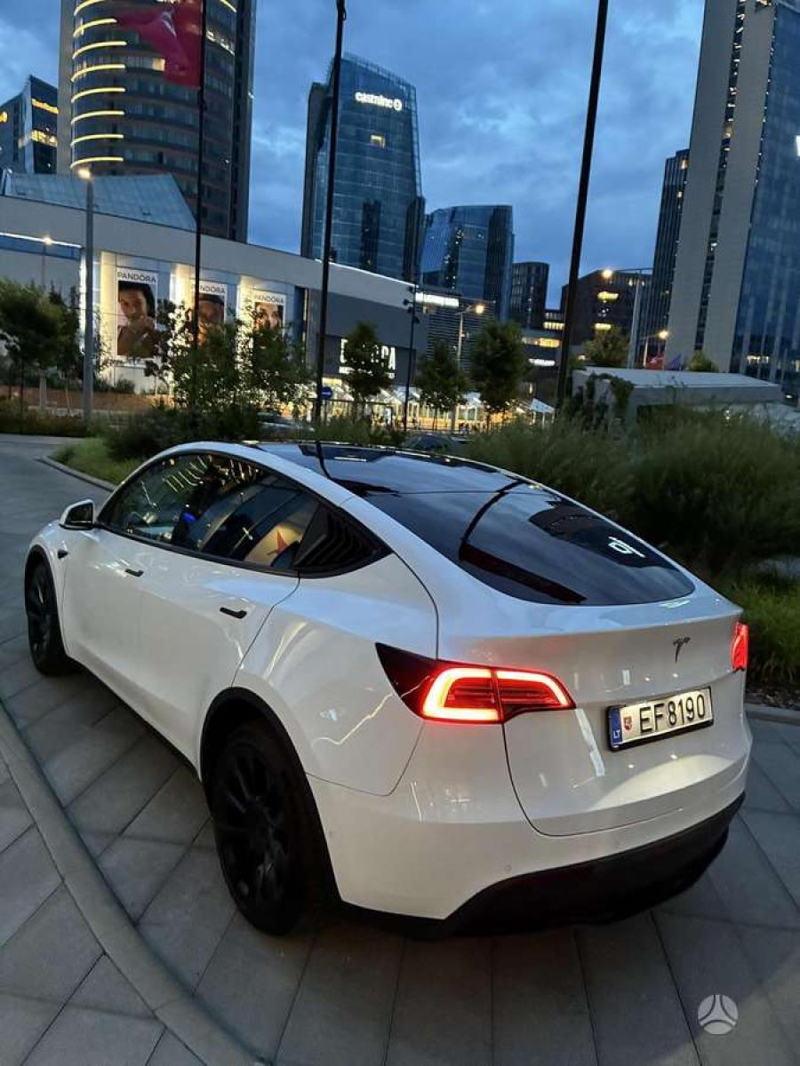 White Tesla Model Y 2022 in Vilnius, with an engine capacity of 0.00 L and mileage of 76 thousand km for 32500 €, photo 21 on AUTOMOTO.COM.LV
