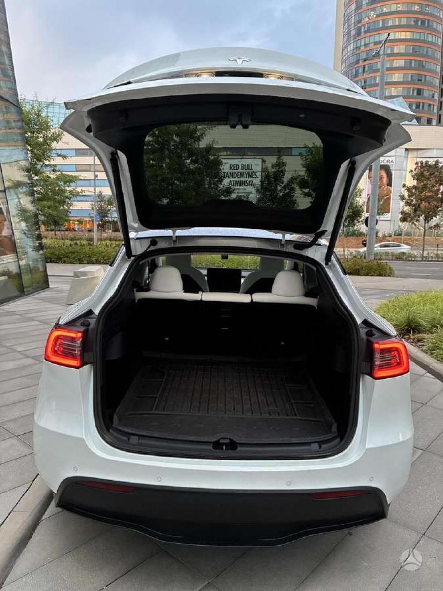 White Tesla Model Y 2022 in Vilnius, with an engine capacity of 0.00 L and mileage of 76 thousand km for 32500 €, photo 31 on AUTOMOTO.COM.LV