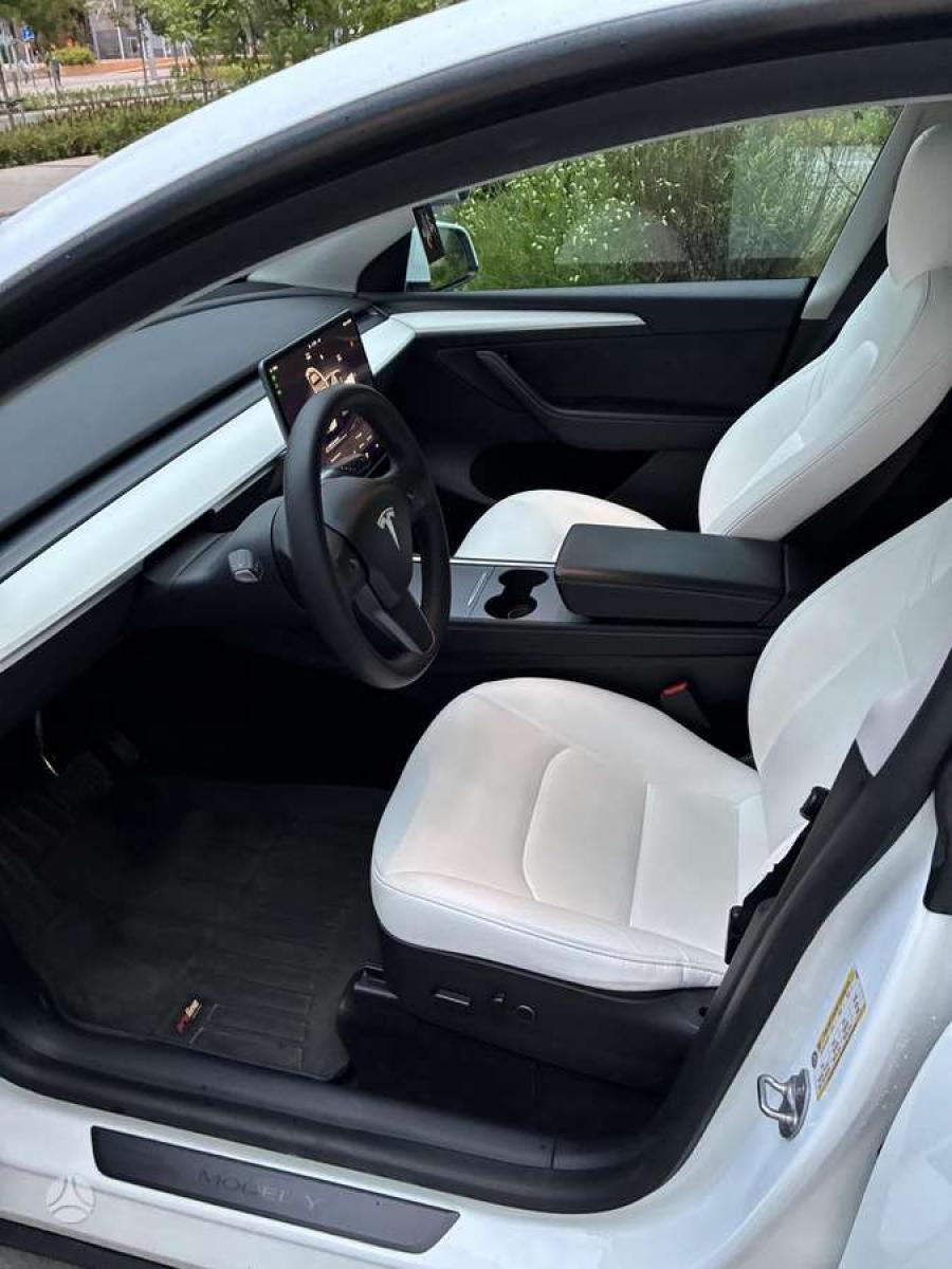 White Tesla Model Y 2022 in Vilnius, with an engine capacity of 0.00 L and mileage of 76 thousand km for 32500 €, photo 38 on AUTOMOTO.COM.LV
