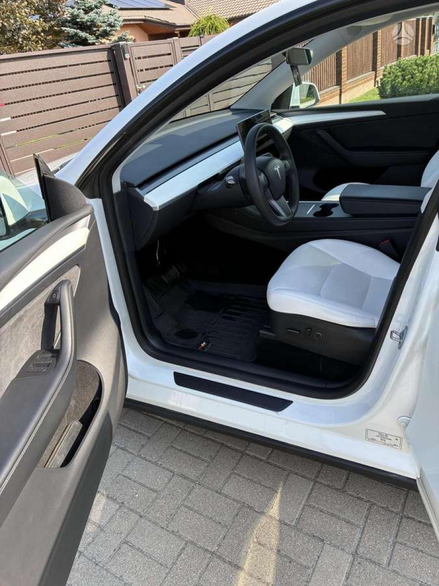 White Tesla Model Y 2022 in Vilnius, with an engine capacity of 0.00 L and mileage of 76 thousand km for 32500 €, photo 46 on AUTOMOTO.COM.LV