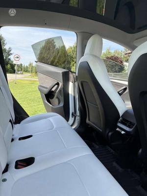 White Tesla Model Y 2022 in Vilnius, with an engine capacity of 0.00 L and mileage of 76 thousand km for 32500 €, photo 49 on AUTOMOTO.COM.LV