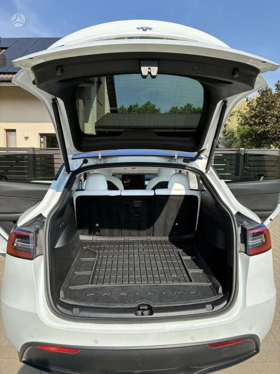 White Tesla Model Y 2022 in Vilnius, with an engine capacity of 0.00 L and mileage of 76 thousand km for 32500 €, photo 51 on AUTOMOTO.COM.LV