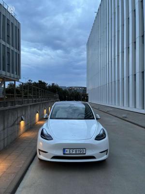 White Tesla Model Y 2022 in Vilnius, with an engine capacity of 0.00 L and mileage of 76 thousand km for 32500 €, photo 55 on AUTOMOTO.COM.LV