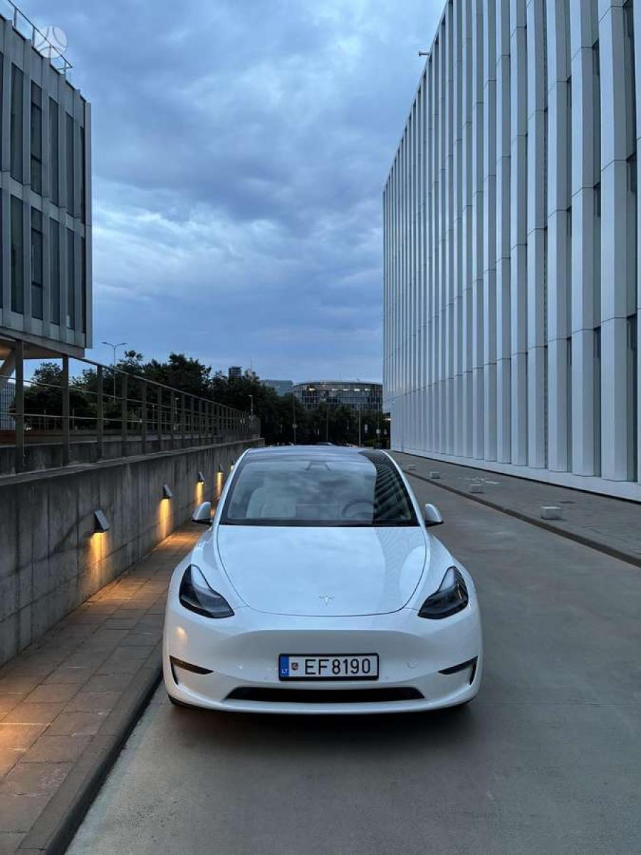 White Tesla Model Y 2022 in Vilnius, with an engine capacity of 0.00 L and mileage of 76 thousand km for 32500 €, photo 55 on AUTOMOTO.COM.LV