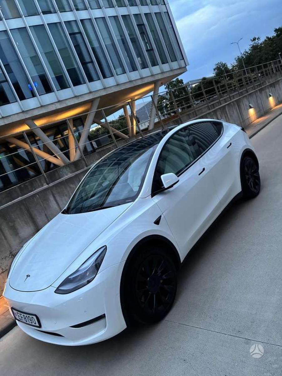 White Tesla Model Y 2022 in Vilnius, with an engine capacity of 0.00 L and mileage of 76 thousand km for 32500 €, photo 56 on AUTOMOTO.COM.LV