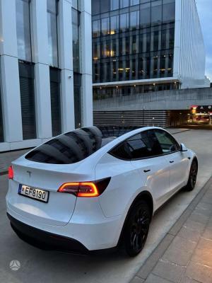 White Tesla Model Y 2022 in Vilnius, with an engine capacity of 0.00 L and mileage of 76 thousand km for 32500 €, photo 58 on AUTOMOTO.COM.LV