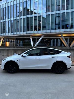 White Tesla Model Y 2022 in Vilnius, with an engine capacity of 0.00 L and mileage of 76 thousand km for 32500 €, photo 59 on AUTOMOTO.COM.LV