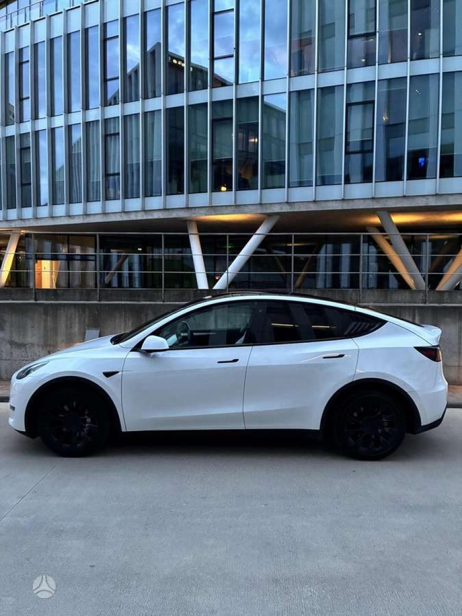 White Tesla Model Y 2022 in Vilnius, with an engine capacity of 0.00 L and mileage of 76 thousand km for 32500 €, photo 59 on AUTOMOTO.COM.LV