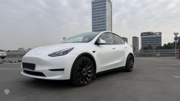White Tesla Model Y 2022 in Vilnius, with an engine capacity of 0.00 L and mileage of 180 thousand km for 27500 €, photo 1 on AUTOMOTO.COM.LV