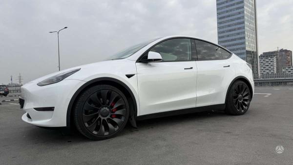 White Tesla Model Y 2022 in Vilnius, with an engine capacity of 0.00 L and mileage of 180 thousand km for 27500 €, photo 3 on AUTOMOTO.COM.LV