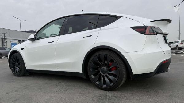 White Tesla Model Y 2022 in Vilnius, with an engine capacity of 0.00 L and mileage of 180 thousand km for 27500 €, photo 4 on AUTOMOTO.COM.LV