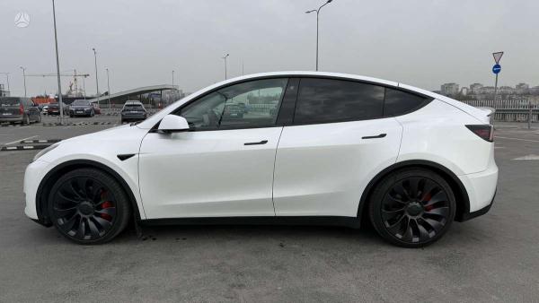 White Tesla Model Y 2022 in Vilnius, with an engine capacity of 0.00 L and mileage of 180 thousand km for 27500 €, photo 5 on AUTOMOTO.COM.LV