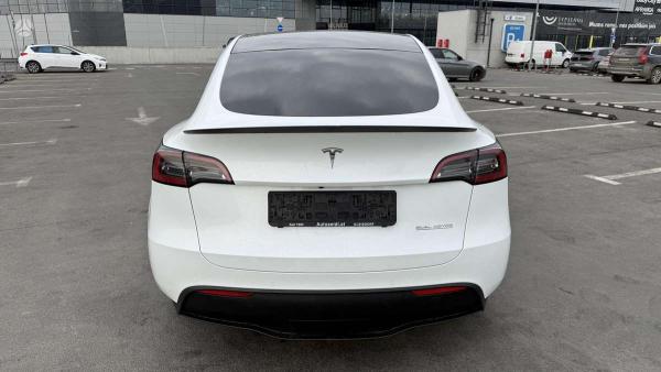 White Tesla Model Y 2022 in Vilnius, with an engine capacity of 0.00 L and mileage of 180 thousand km for 27500 €, photo 6 on AUTOMOTO.COM.LV