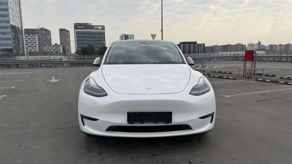 White Tesla Model Y 2022 in Vilnius, with an engine capacity of 0.00 L and mileage of 180 thousand km for 27500 €, photo 10 on AUTOMOTO.COM.LV