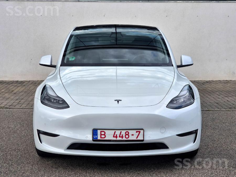White Tesla Model Y 2022 in Riga, with an engine capacity of 0.00 L and mileage of 69 thousand km for 33750 €, photo 3 on AUTOMOTO.COM.LV