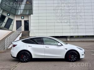 White Tesla Model Y 2022 in Riga, with an engine capacity of 0.00 L and mileage of 69 thousand km for 33750 €, photo 5 on AUTOMOTO.COM.LV