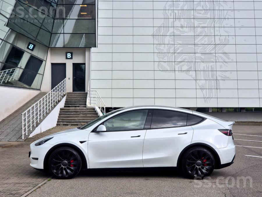 White Tesla Model Y 2022 in Riga, with an engine capacity of 0.00 L and mileage of 69 thousand km for 33750 €, photo 6 on AUTOMOTO.COM.LV