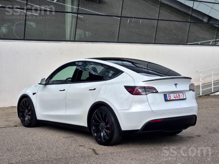 White Tesla Model Y 2022 in Riga, with an engine capacity of 0.00 L and mileage of 69 thousand km for 33750 €, photo 7 on AUTOMOTO.COM.LV