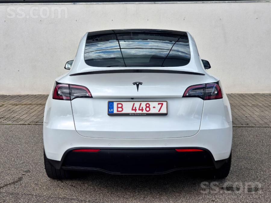 White Tesla Model Y 2022 in Riga, with an engine capacity of 0.00 L and mileage of 69 thousand km for 33750 €, photo 8 on AUTOMOTO.COM.LV