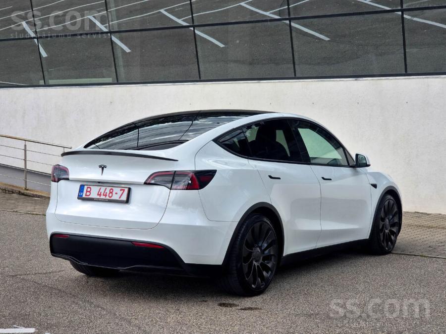 White Tesla Model Y 2022 in Riga, with an engine capacity of 0.00 L and mileage of 69 thousand km for 33750 €, photo 9 on AUTOMOTO.COM.LV