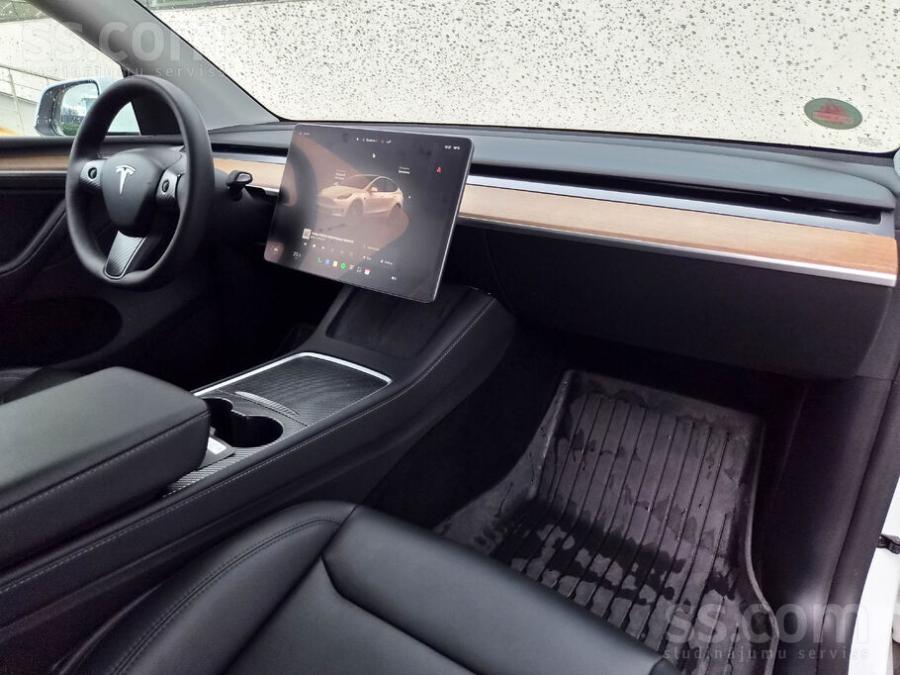White Tesla Model Y 2022 in Riga, with an engine capacity of 0.00 L and mileage of 69 thousand km for 33750 €, photo 13 on AUTOMOTO.COM.LV