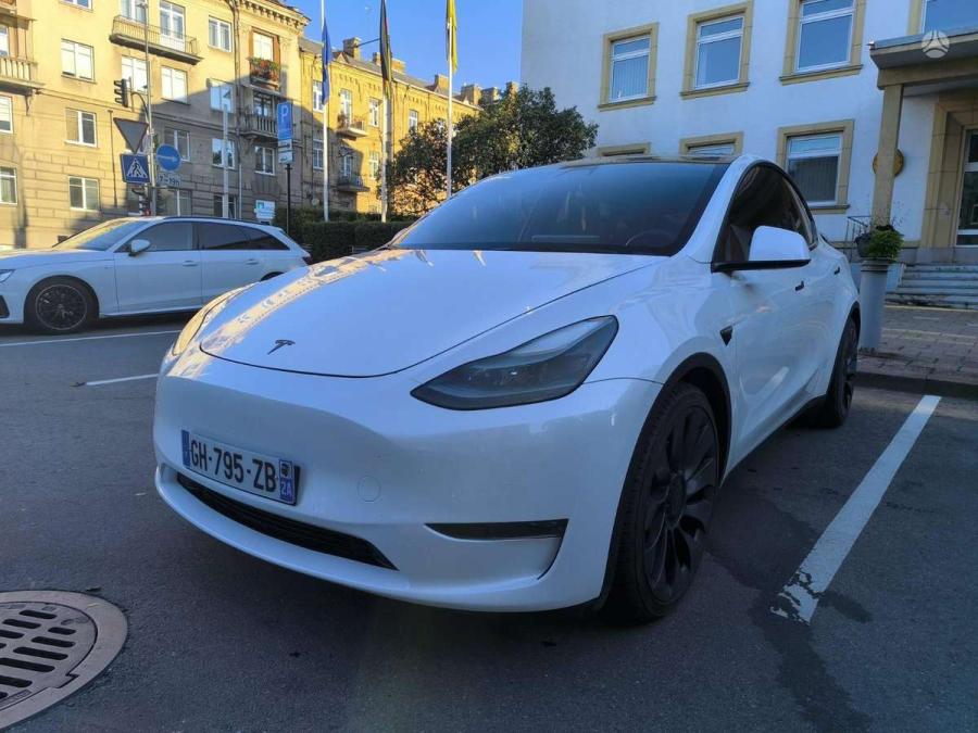 Balts Tesla Model Y 2022 Viļņa, ar dzinēja tilpumu 0.00 L un nobraukumu 106 tūkst. km par 30000 €, foto 1 vietnē AUTOMOTO.COM.LV