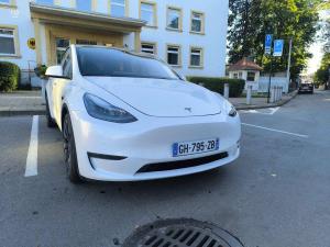 Balts Tesla Model Y 2022 Viļņa, ar dzinēja tilpumu 0.00 L un nobraukumu 106 tūkst. km par 30000 €, foto 4 vietnē AUTOMOTO.COM.LV