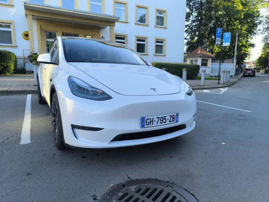 Balts Tesla Model Y 2022 Viļņa, ar dzinēja tilpumu 0.00 L un nobraukumu 106 tūkst. km par 30000 €, foto 4 vietnē AUTOMOTO.COM.LV