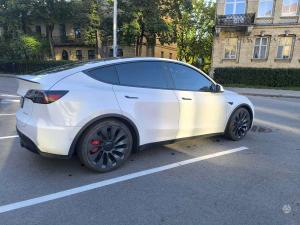 Balts Tesla Model Y 2022 Viļņa, ar dzinēja tilpumu 0.00 L un nobraukumu 106 tūkst. km par 30000 €, foto 5 vietnē AUTOMOTO.COM.LV